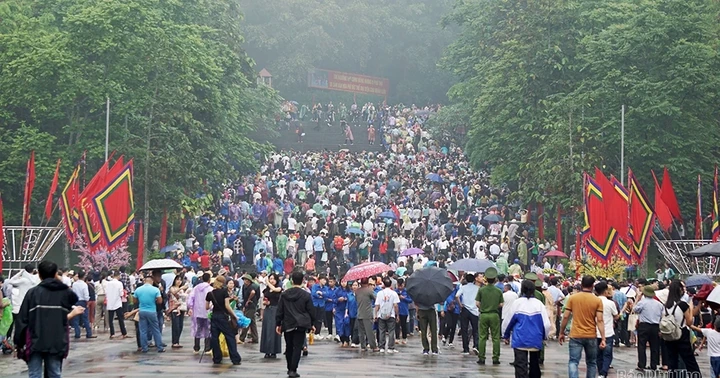 People brave rain to offer insence to Hung Kings