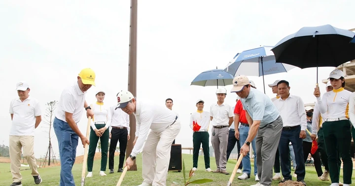 Provincial Chairman Bui Van Quang attends square banyan tree planting ...